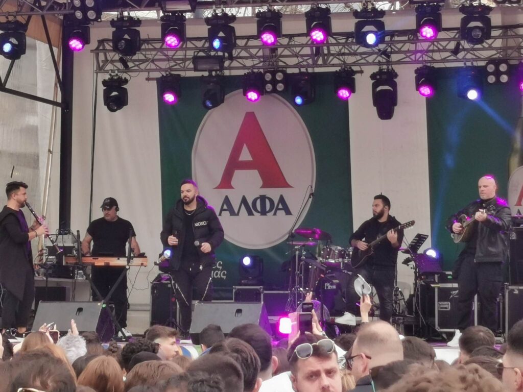 Καρναβάλι Ξάνθης: “‘Eσπασε” τα ρολόγια στη κεντρική πλατεία ο ...