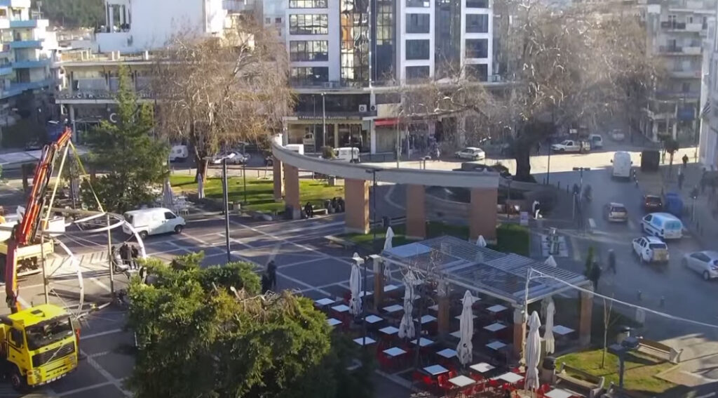 ΤΩΡΑ! Ξηλώνεται το μικρό συντριβάνι στη κεντρικη πλατεία της Ξάνθης ...