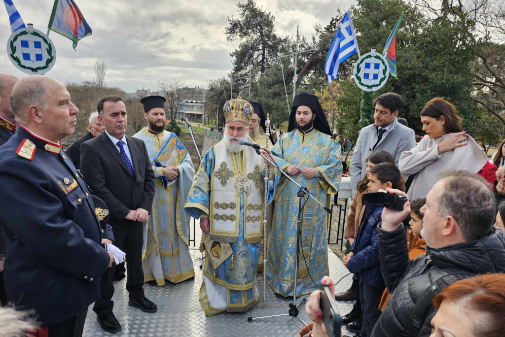 Ξάνθη: Με λαμπρότητα ο κατάδυση του Τιμίου Σταυρού στον Ποταμό Κόσυνθο ...